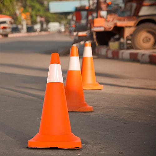 ¿Cómo elegir el tipo de cono vial adecuado según la obra?